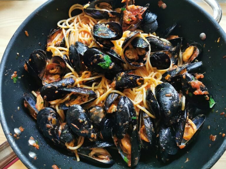 Pasta with mussels and tomato sauce alla Tarantina. – The Pasta Project