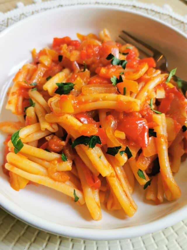 Pasta alla Peperonata (sweet pepper sauce) – The Pasta Project